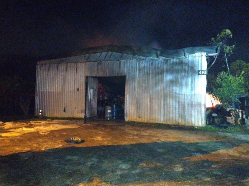 Incêndio de grandes proporções atinge Indústria Química em Criciúma ...